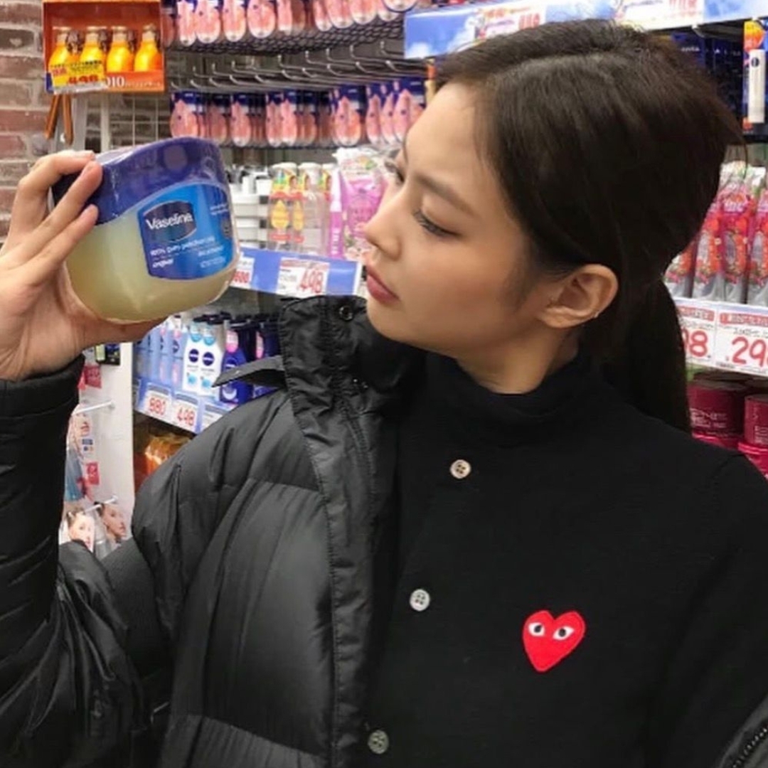 JENNIE 成為 Vaseline 首位代言人｜凡士林保濕力再升級？光澤肌、身體潤膚乳、純白花士苓全面解析